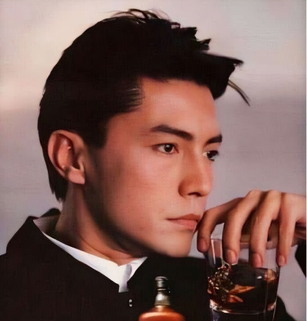 "Lonely Beautiful Man" Zunlong: He has a mixed-race face without father ...