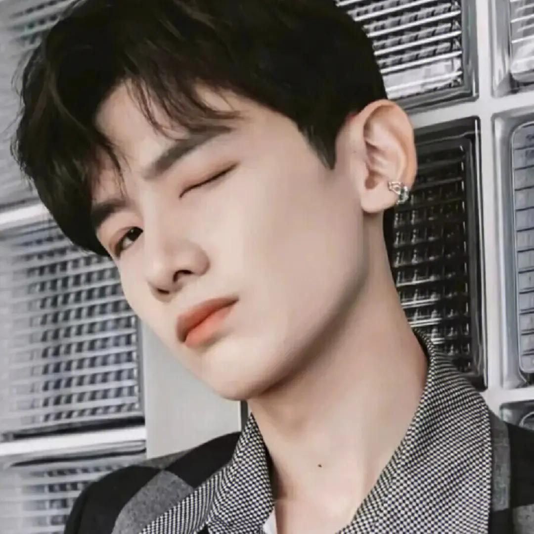 Bai Jingting took a group photo with many fans, handsome and handsome ...