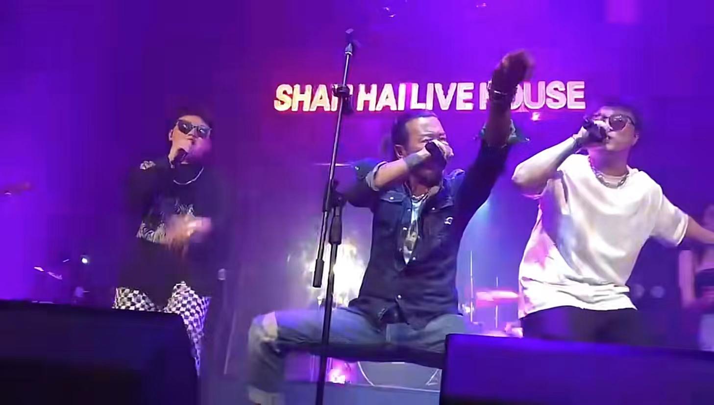 The 58-year-old Sun Xing's bar performance is too crazy - iNEWS