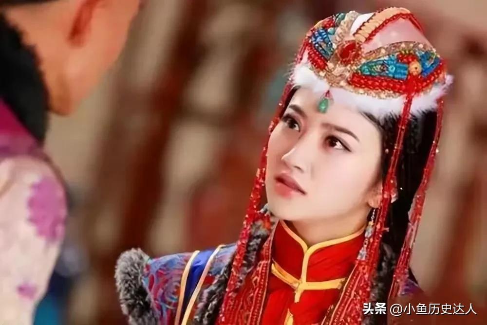 "A dragon robe was discovered in the tomb of a woman in the Qing ...