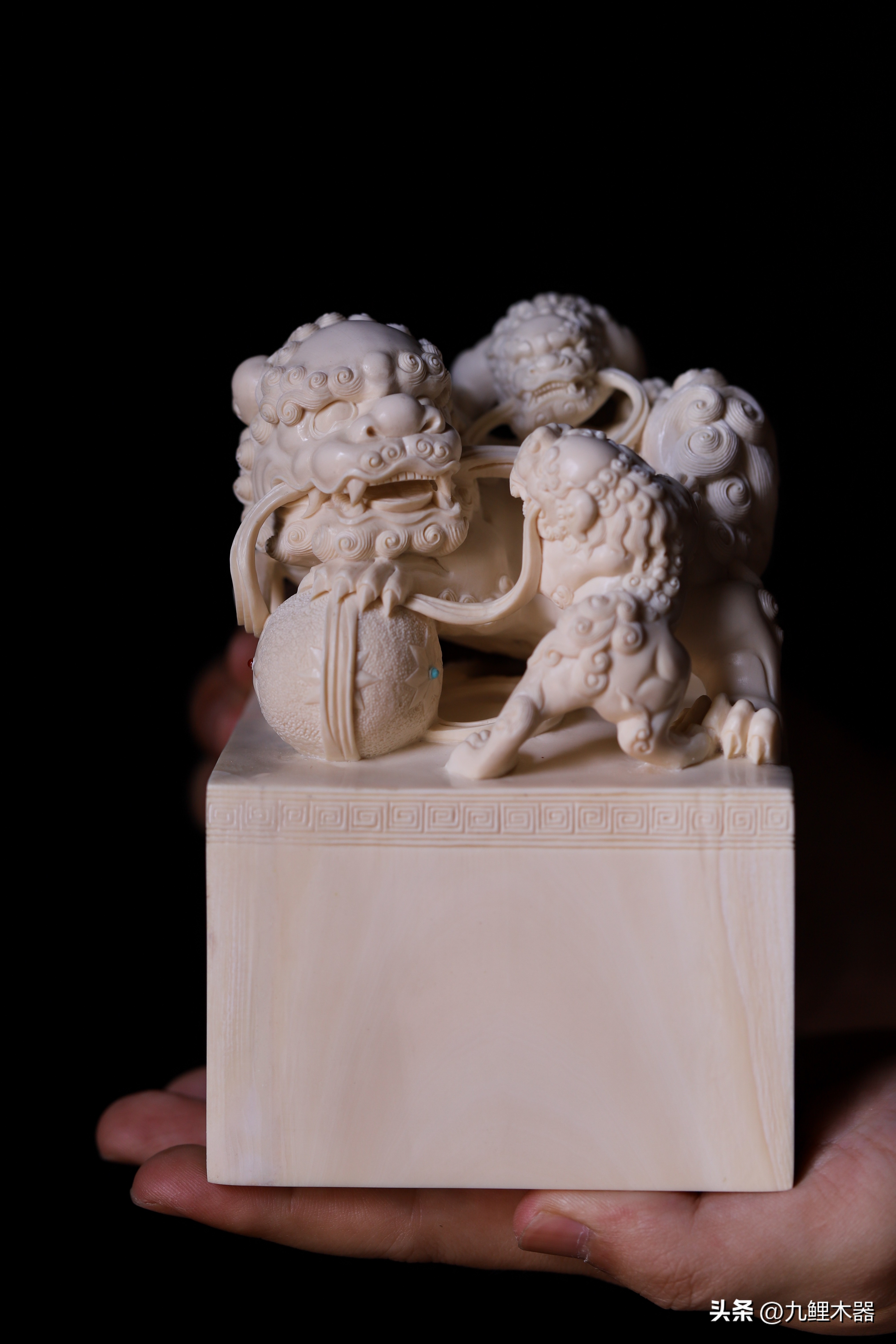 Three Lions Celebration Seal - iNEWS