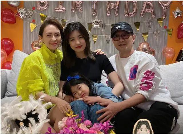Zhang Ziyi's latest family photo, body language reveals the ending of ...