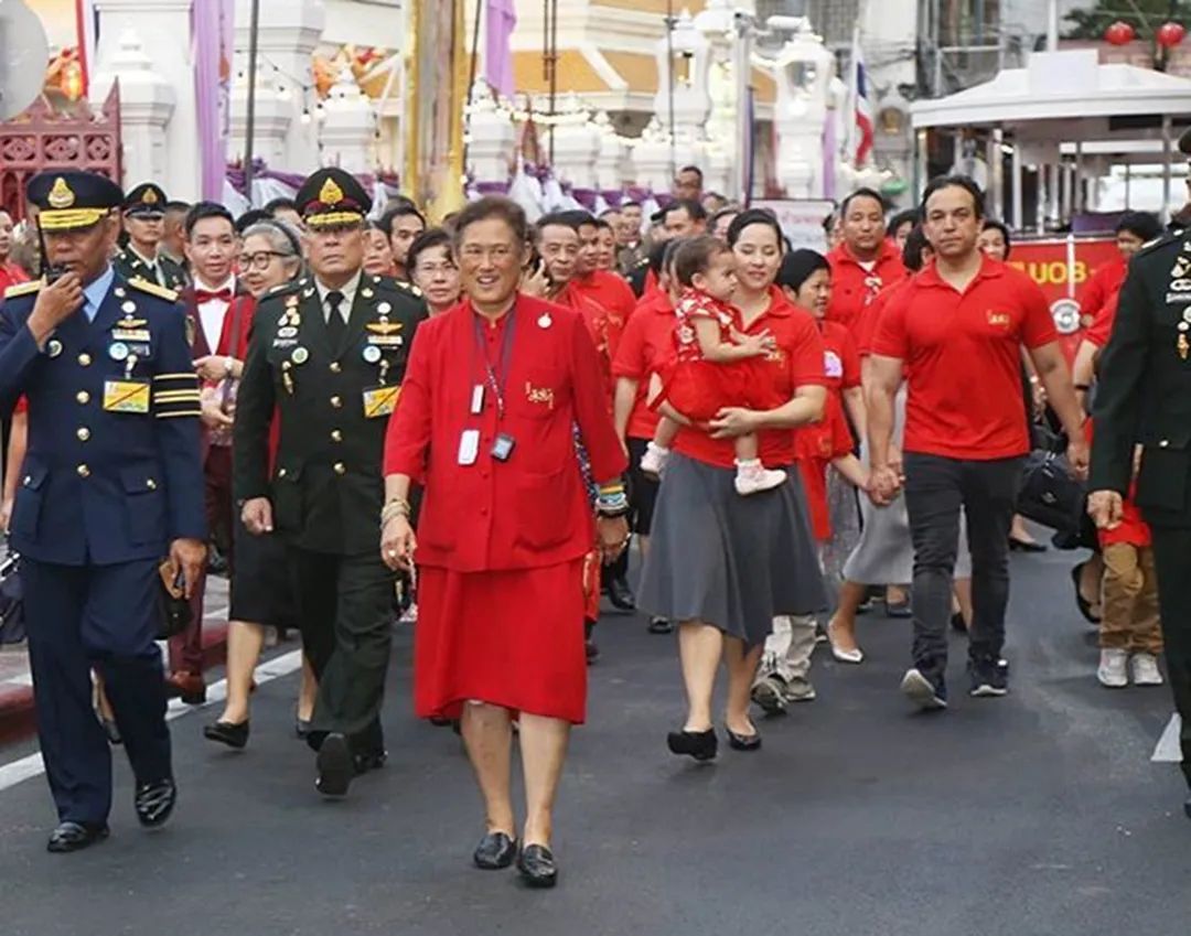 Chinese-style red dresses are popular for the royal family members of ...