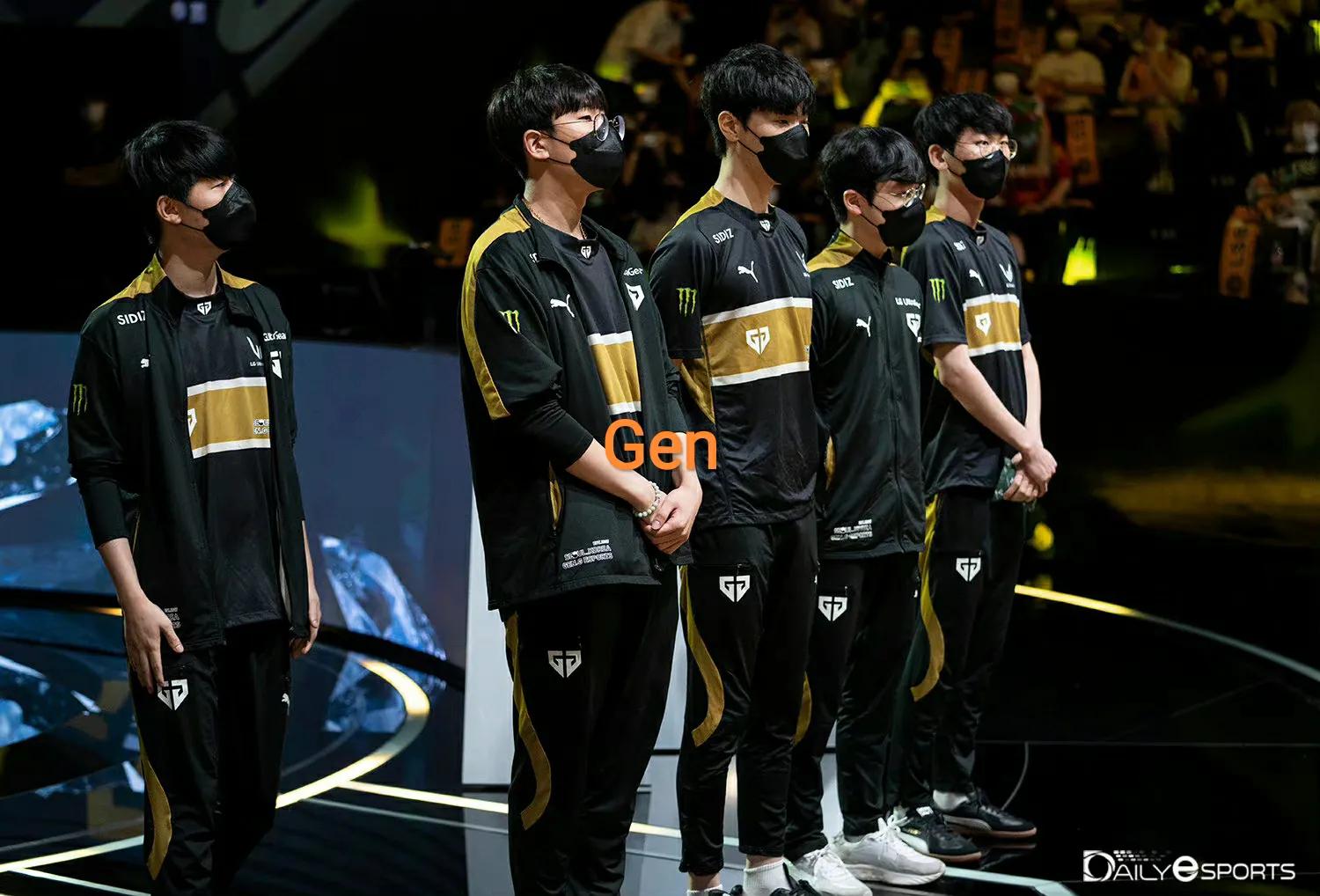 "Guan Zeyuan wearing a GEN team uniform commentary" is on fire ...