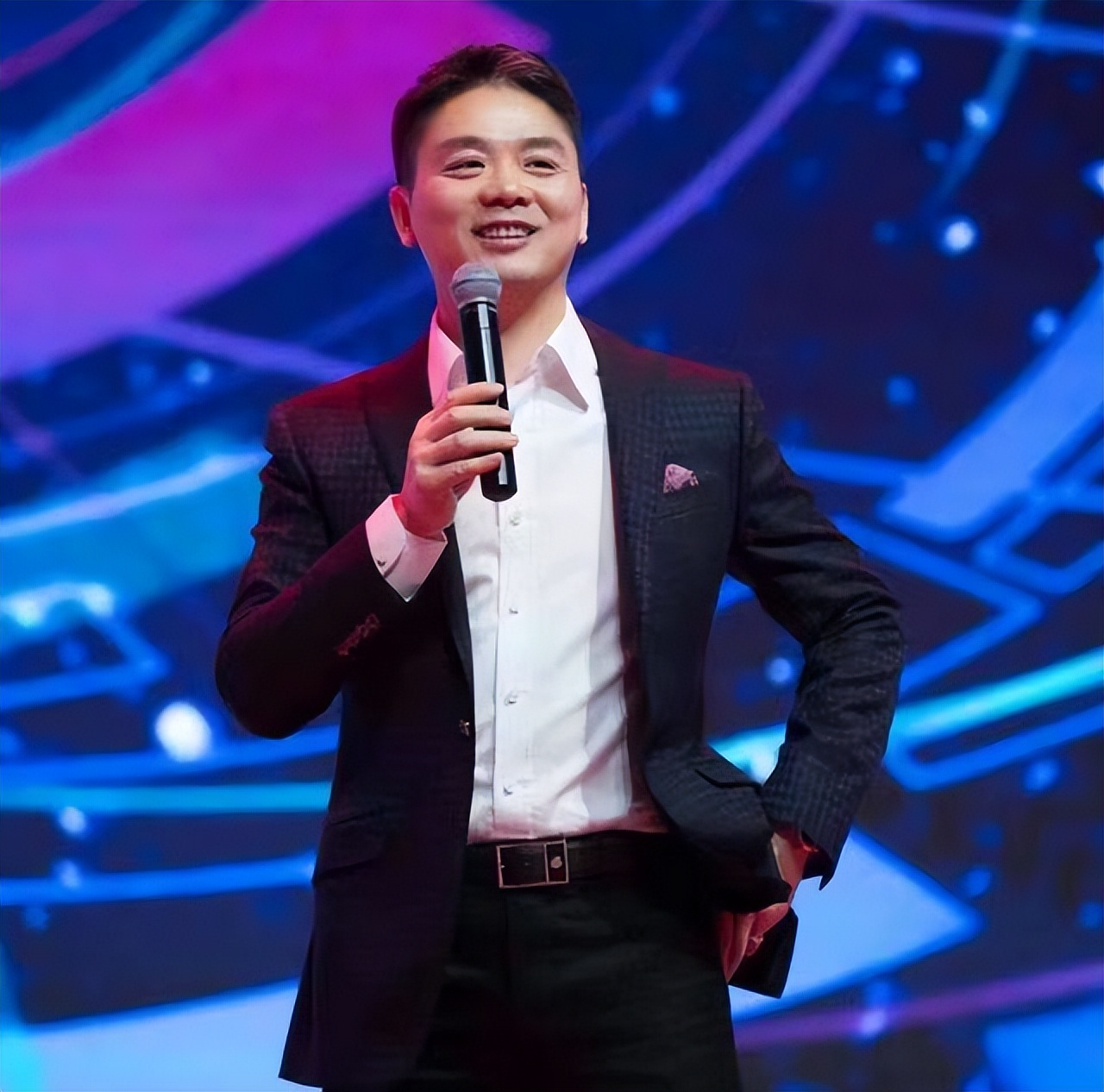 The photos of Liu Qiangdong when he was young are heartbreaking. - iNEWS