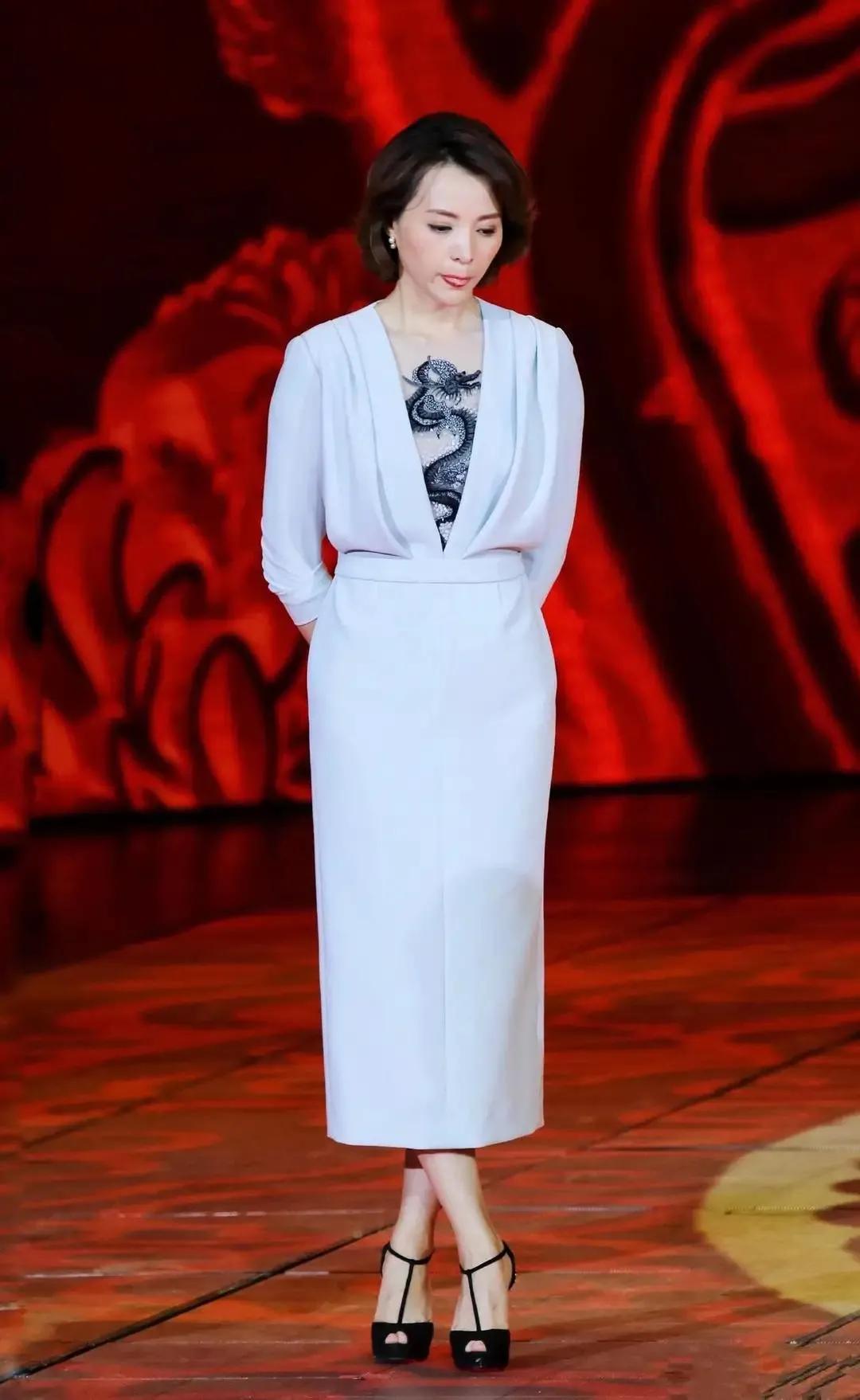 Dong Qing is elegant and generous - iNEWS