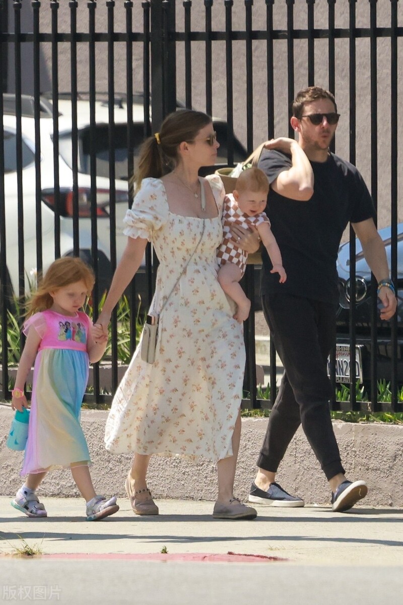 Jamie Bell and Kate Mara take their daughter out for shopping as a ...