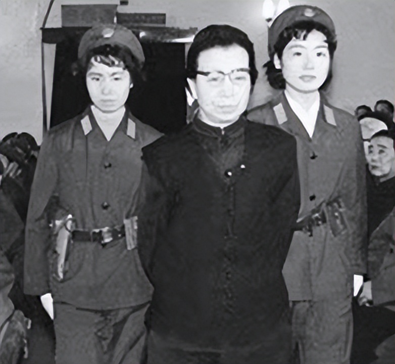 On the eve of the arrest of the Gang of Four, Jiang Qing was defenseless and did two things ...