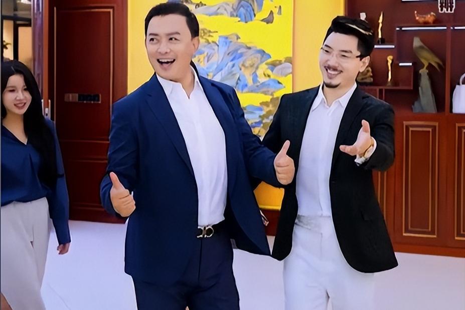 49-year-old Huang Haibing swaggered down the red carpet, twisted his ...