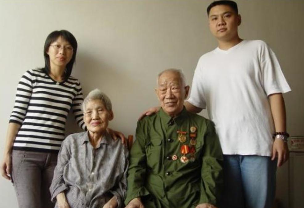 A retired old man traveled to Beijing and was invited to a museum by ...