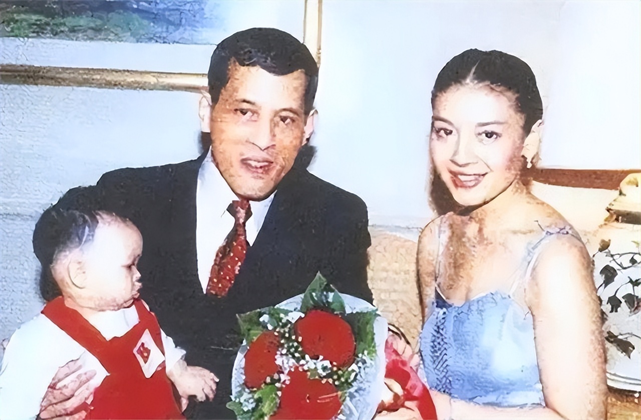 In 2014, the Thai princess lay naked on the ground to feed the dog, and was forced to become a ...