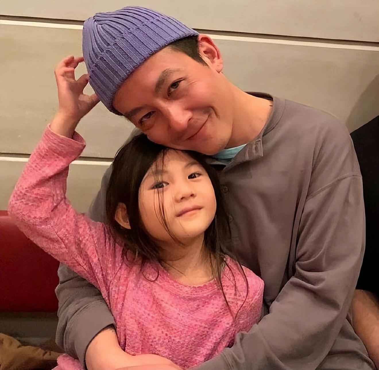 cultural difference? Edison Chen and his 6-year-old daughter kissed ...