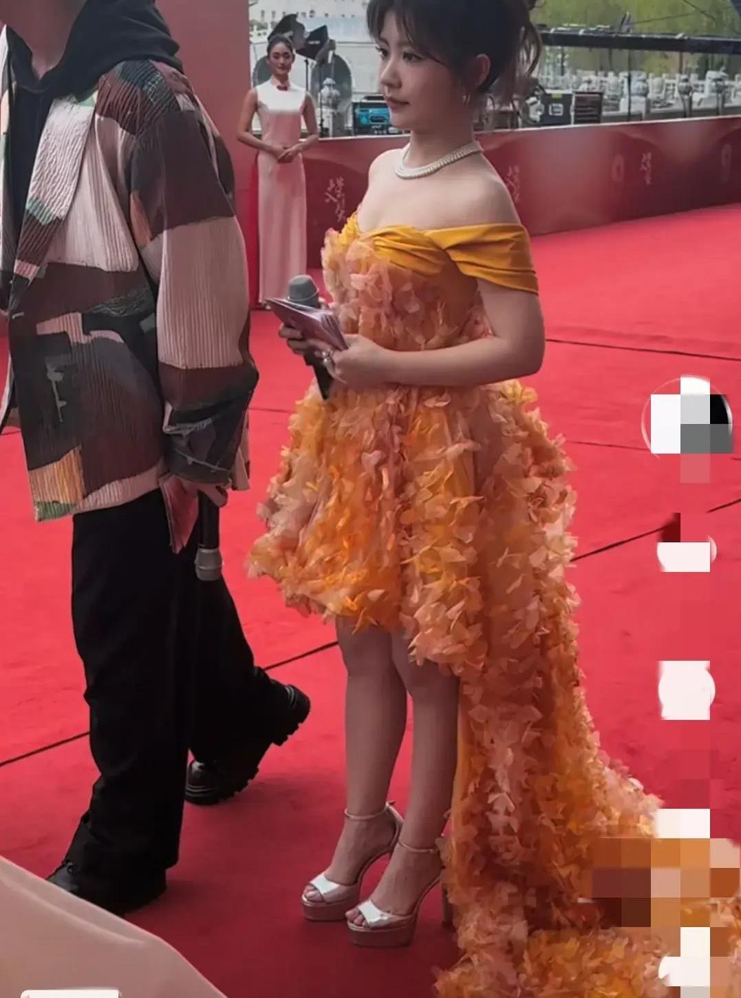 33-year-old Zhang Tianai and 25-year-old Lai Meiyun are in the same frame. Their height of 153cm ...