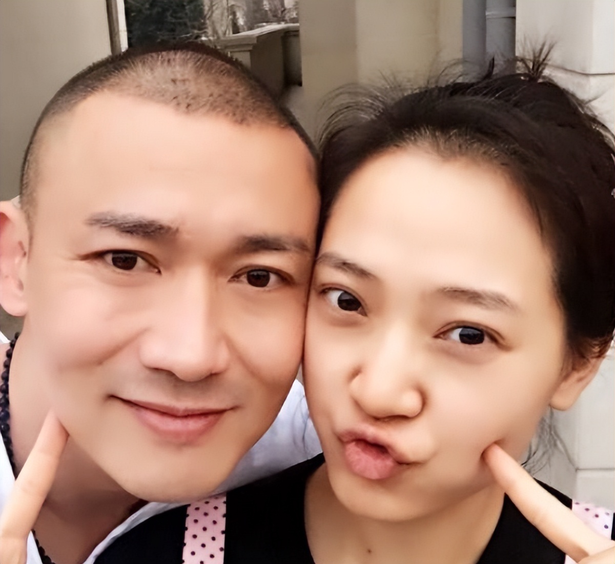 Qin Ziyue, who succeeded in chasing stars and married his idol, became so humble in the dust - iNEWS