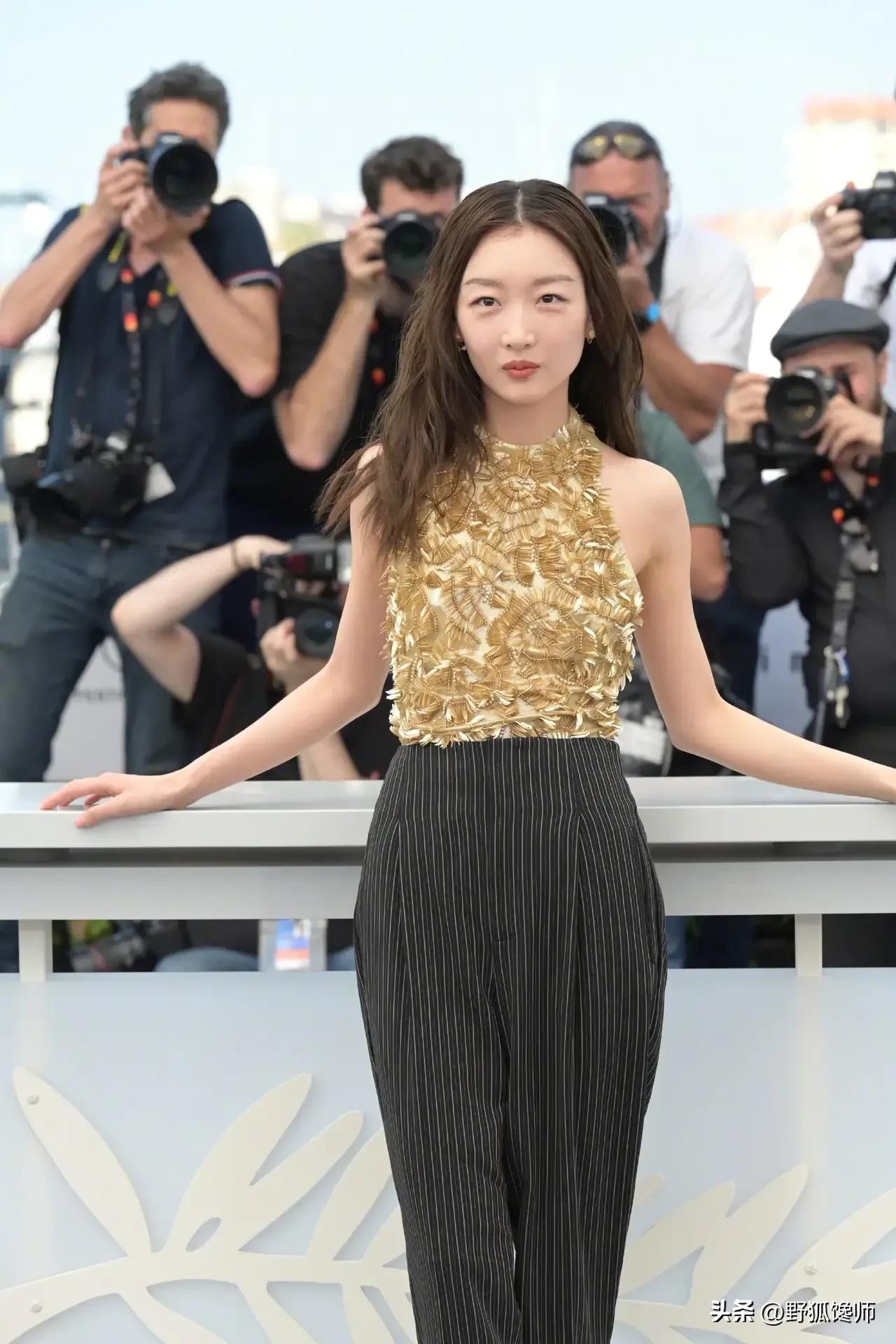 Zhou Dongyu's golden backless top is so sexy and elegant, it turns out that self-confidence is ...