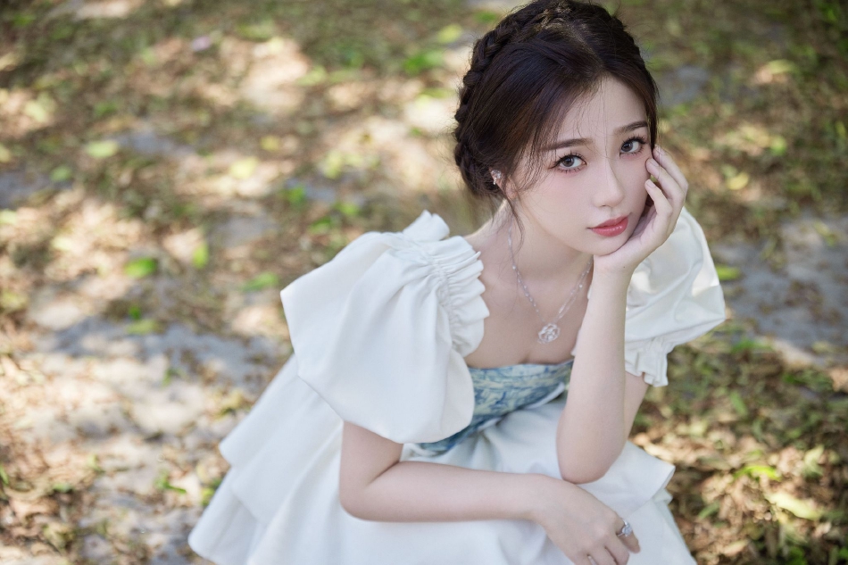 Princess style!Yu Shuxin's latest outdoor photo - iNEWS