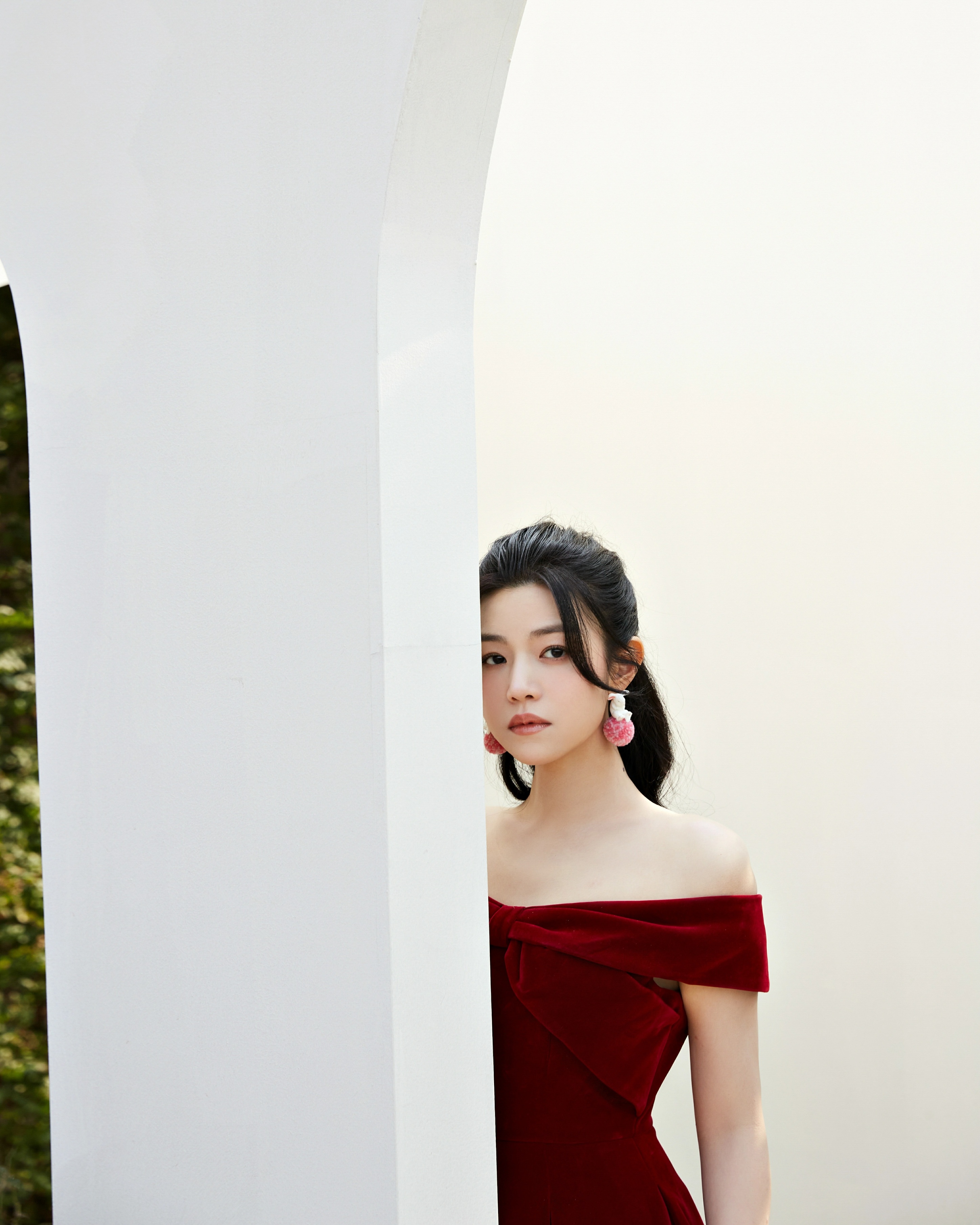 Chen Yanxi's red velvet one-shoulder dress with high heels is so beautiful and beautiful - iNEWS