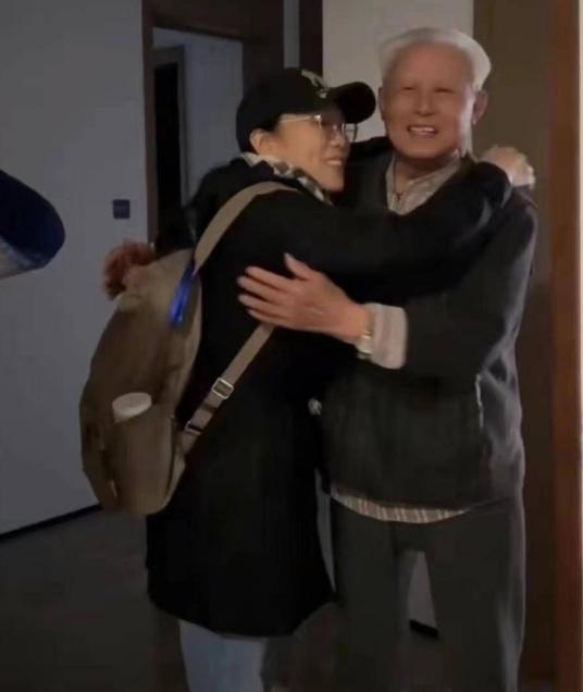 Wu Qiong leads the fashion trend, and at the age of 61, she has an outstanding figure and brings ...