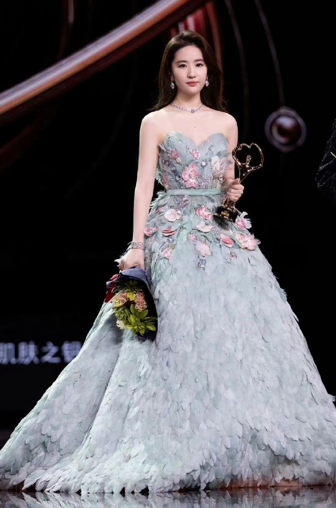 Liu Yifei Weibo night was hotly discussed! Become a peacock princess ...