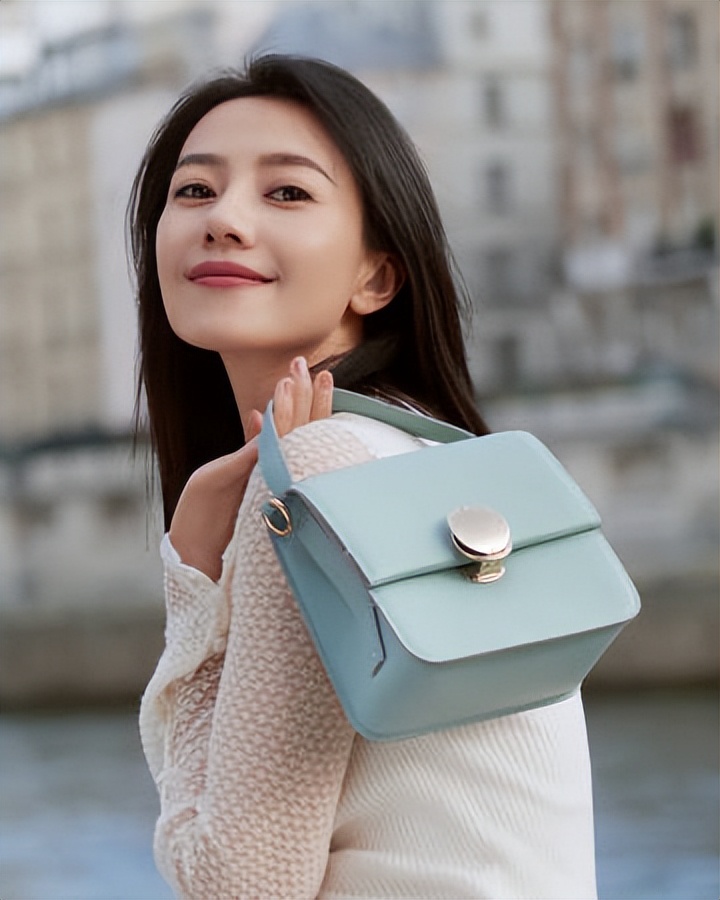The goddess has a new picture! Gao Yuanyuan walks along the riverside ...