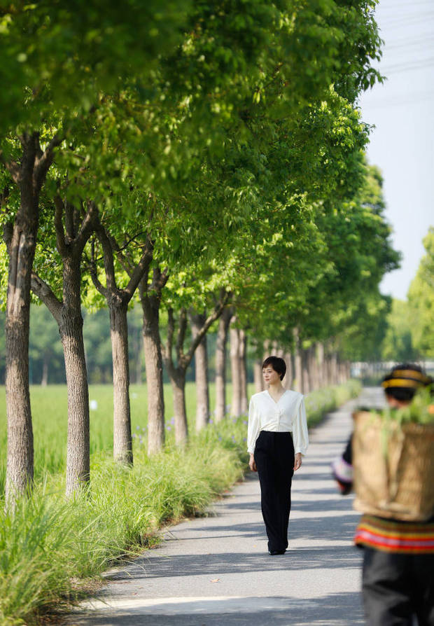 Sun Li wears a black and white color matching capable suit to ...