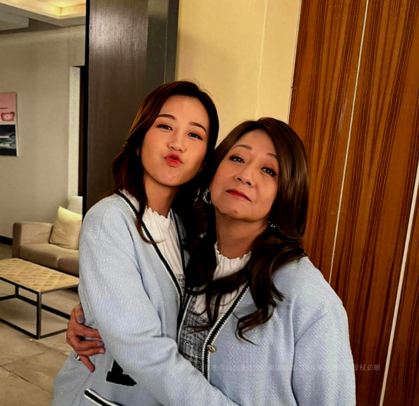 In TVB's well-known old drama, she wears stockings and heavy makeup and performs a charming ...