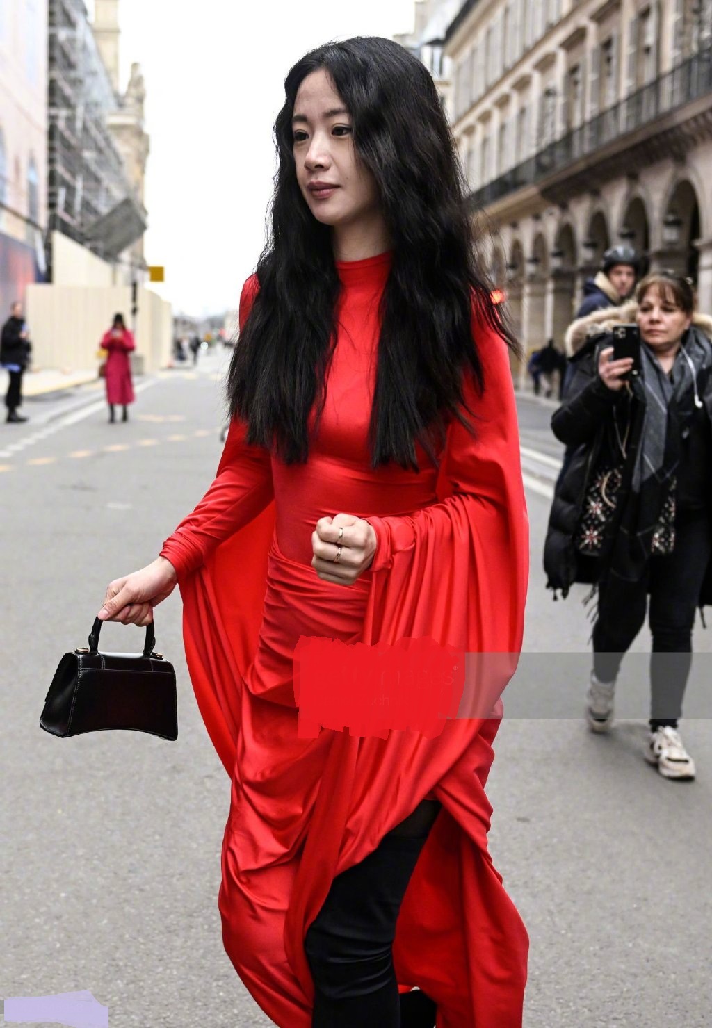 Gu Ailing and Liu Yifei both wore punk outfits to watch the show, and ...