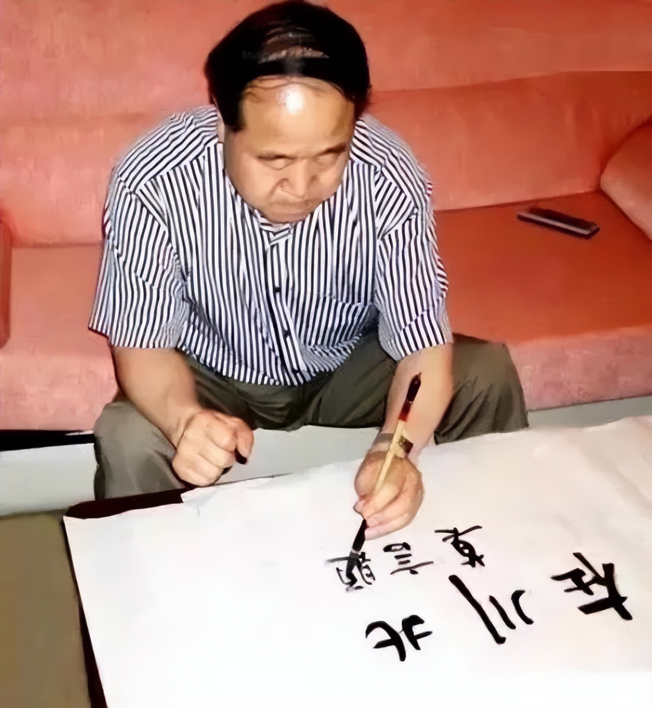 Mo Yan, winner of the Nobel Prize for Literature, has his left-handed ...