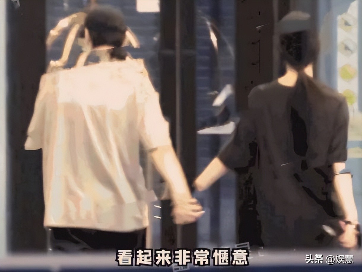 Qin Junjie and Mao Xiaohui went back to the hotel together to be photographed, performing ...