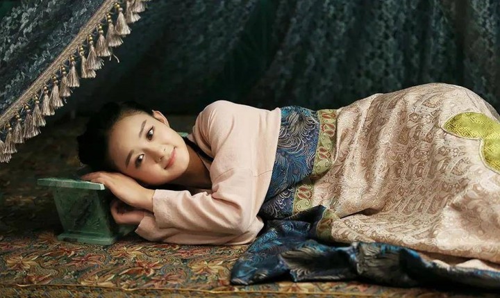 Why is the concubine's bed less than 1 meter wide? It's not that the ...