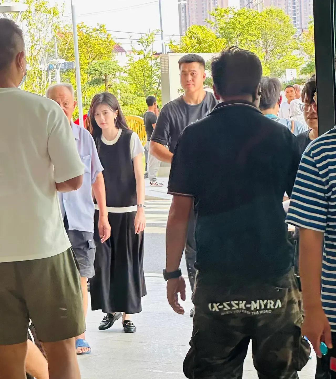 Photos of Bailu from filming: slim and slender figure, slightly hunched ...