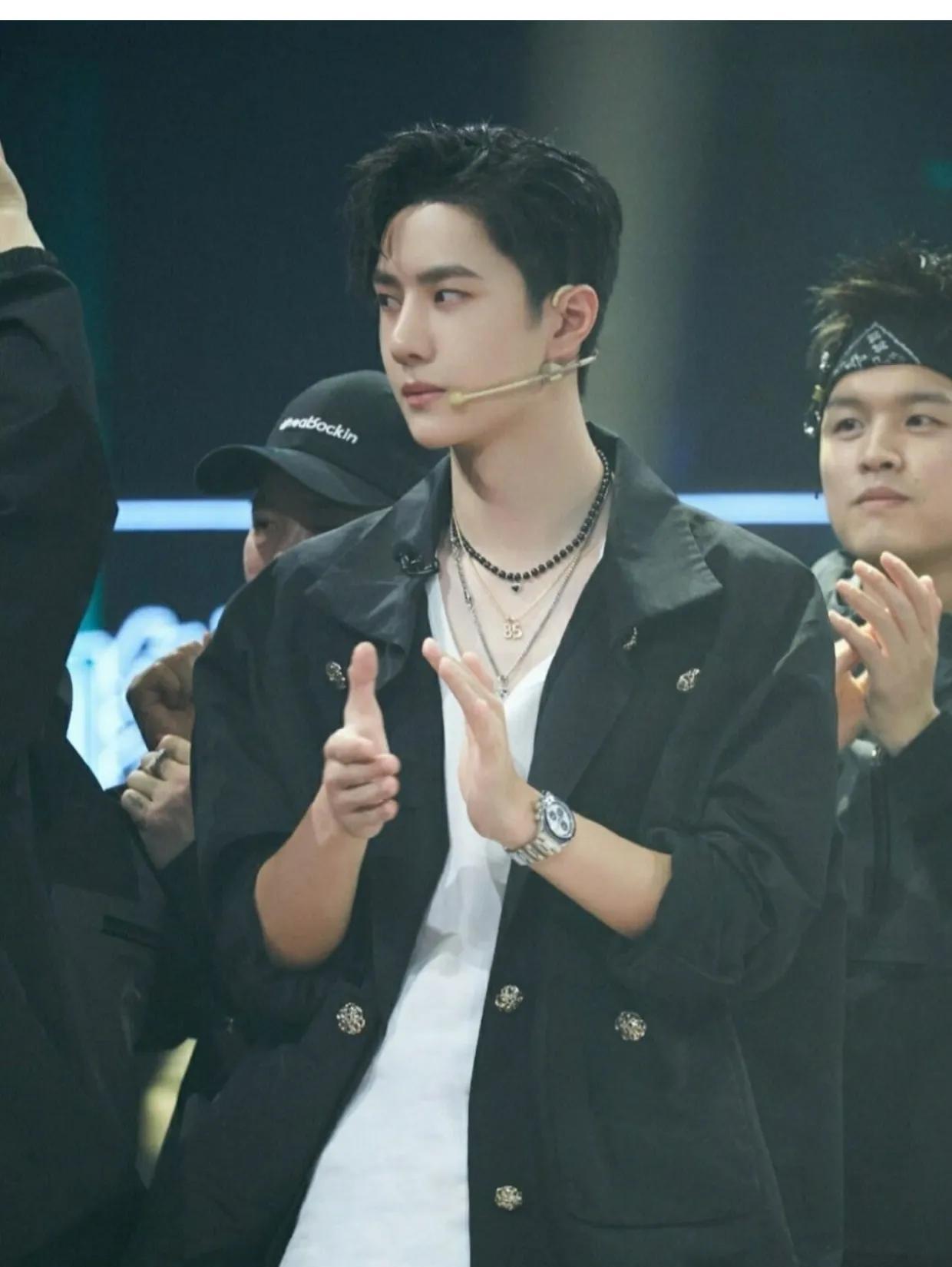 Bo Jun smiled and looked good Yazi, Wang Yibo's absolute temperament ...