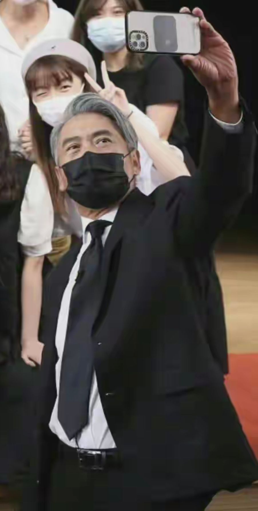 Zhou Runfa is old and still a male god, wearing a suit with a straight ...