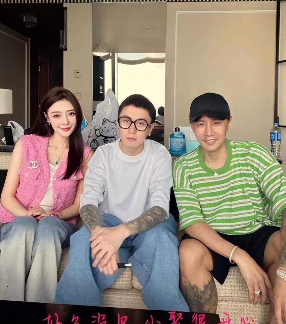 Qin Fen's mansion in Hong Kong was exposed, and he took a group photo ...