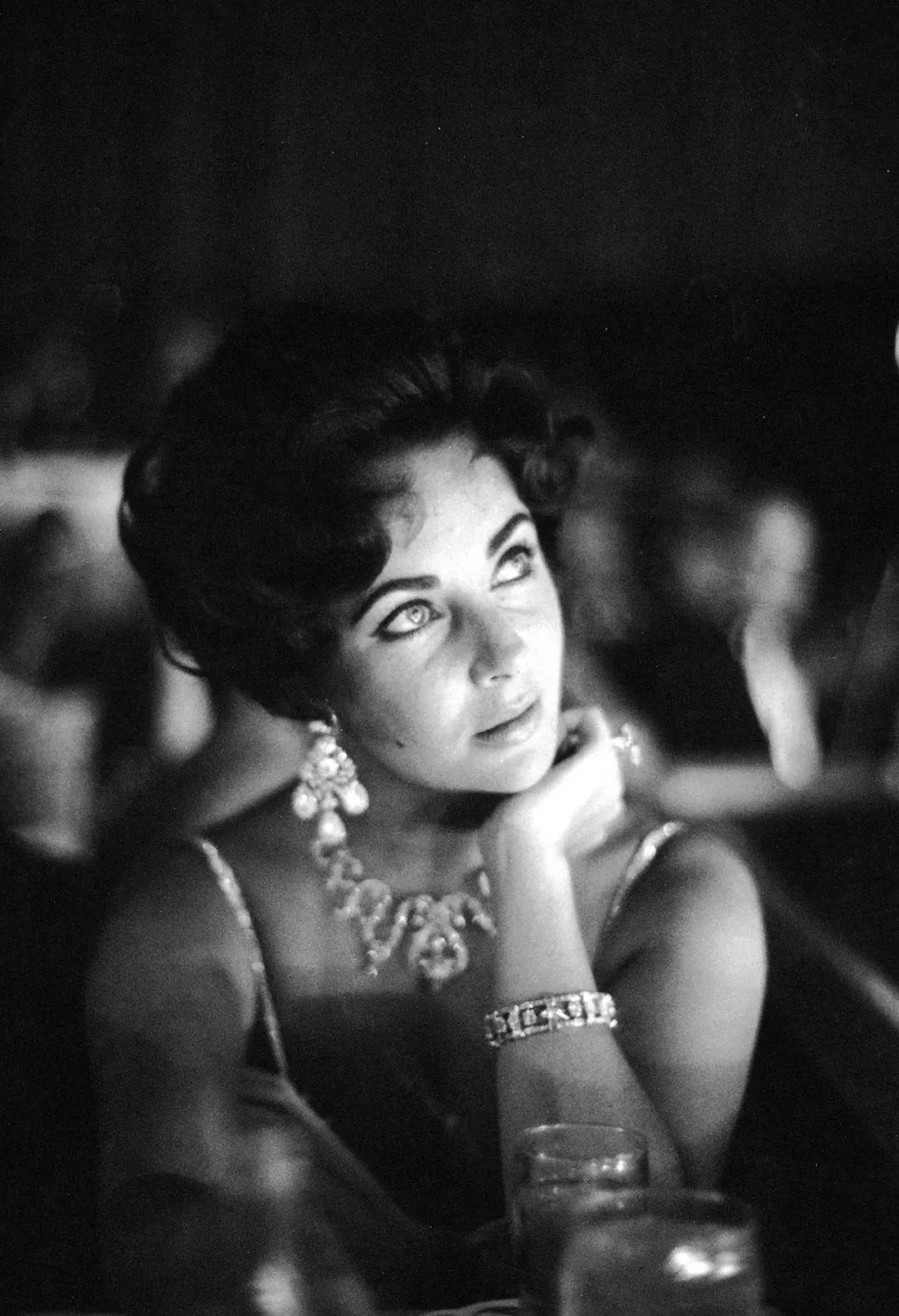 The most beautiful woman in the world! Obviously her beauty is enough ...