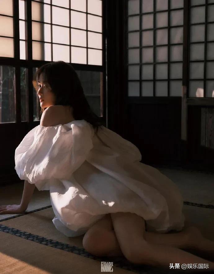 Qiao Xinxiu's slender shoulders and neck under the light and shadow of delicate facial features ...