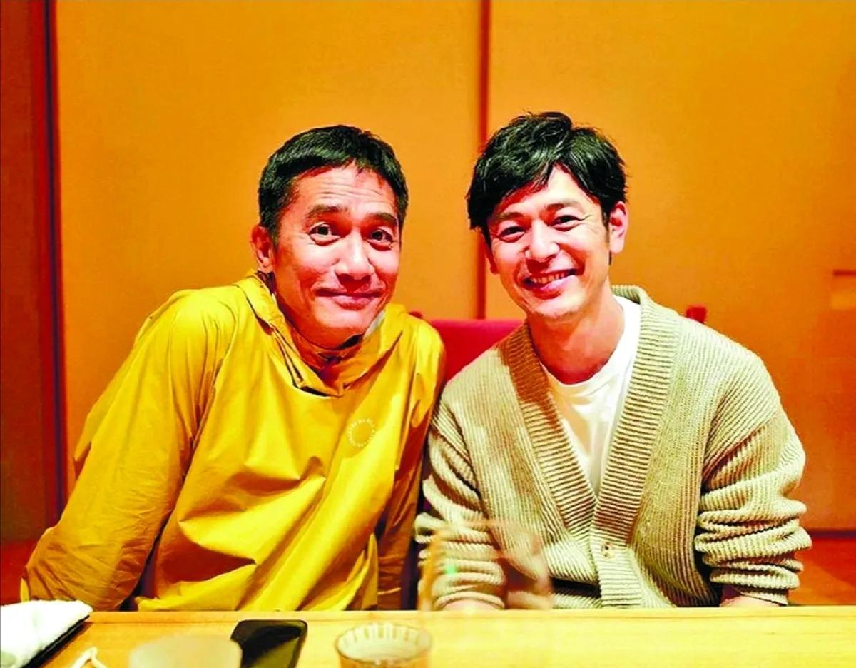 Wife and husband Mu Cong-sun and Wei Tsai took a group photo - iNEWS