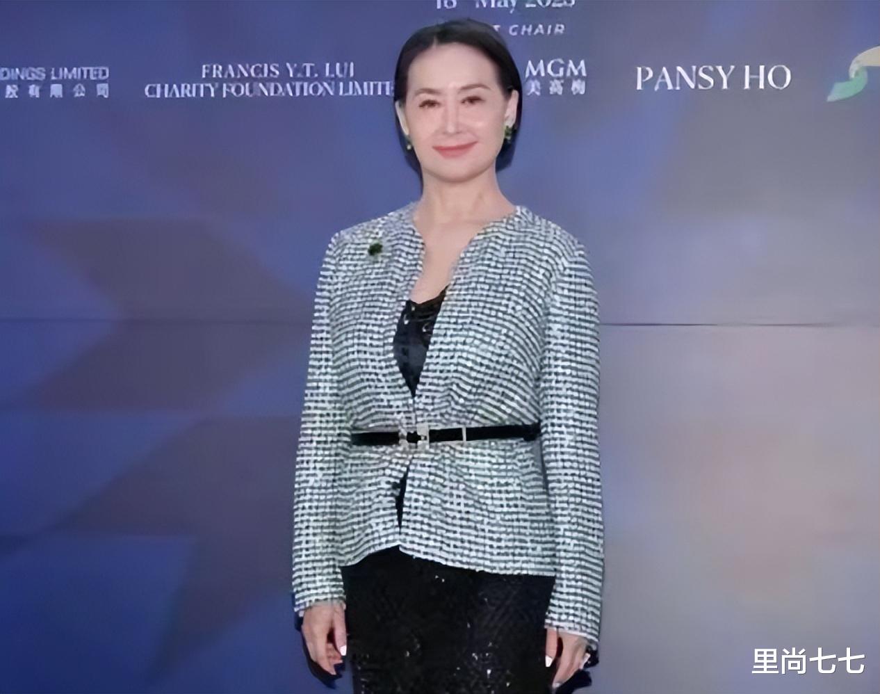 He Chaoqiong's look is so noble. She took her goddaughter to a banquet ...