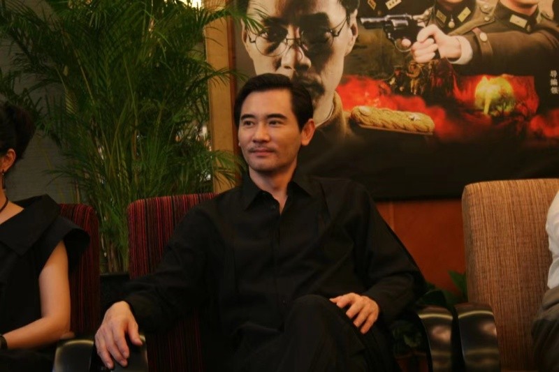 Chen Hong, Zhou Xun is interested in him, but he chooses to be single ...