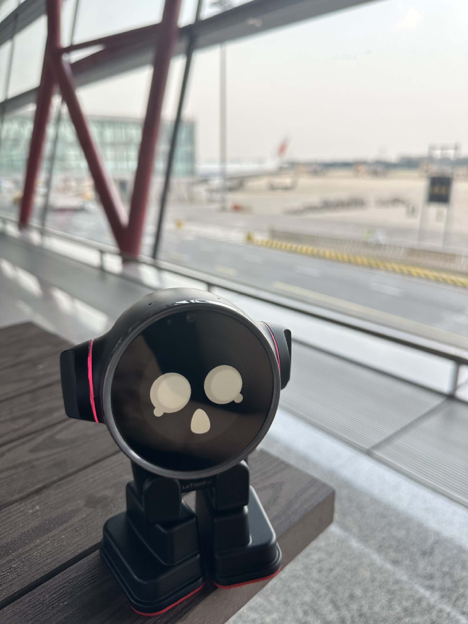 Optimist desktop robot - the first robot equipped with Android system, will create infinite ...