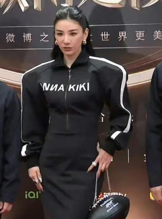 Weibo Night: Liu Shishi's face is stiff, Reba Yang Zi is amazing, Yang Mi's face is broken and ...