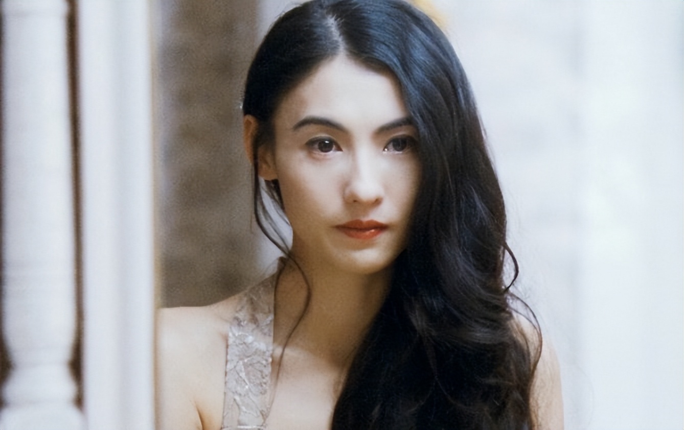 Cecilia Cheung and Sun Donghai appeared in the swimming pool, wearing ...
