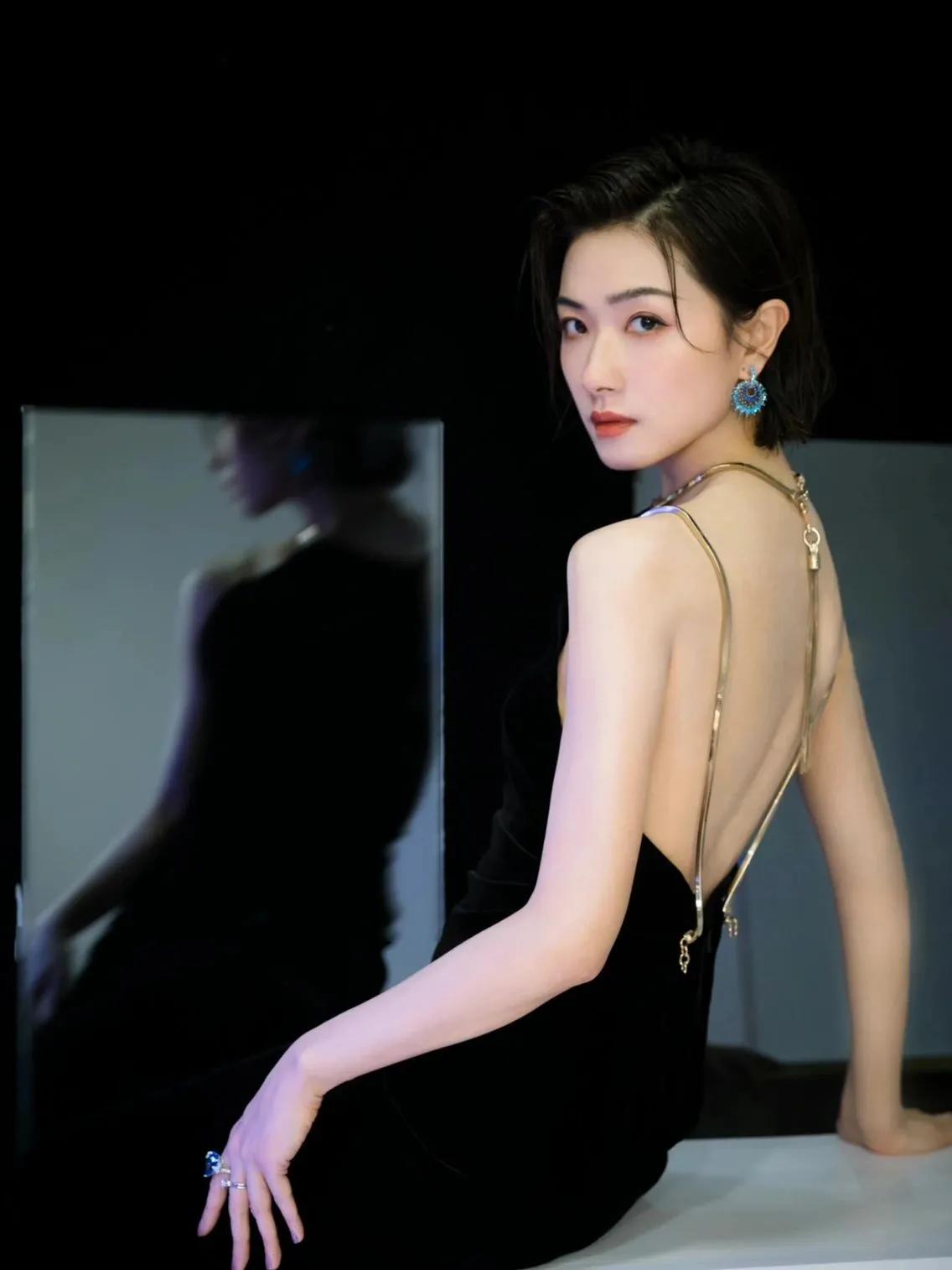 Wanqian's beauty is like the morning dew, crystal clear and fascinating ...