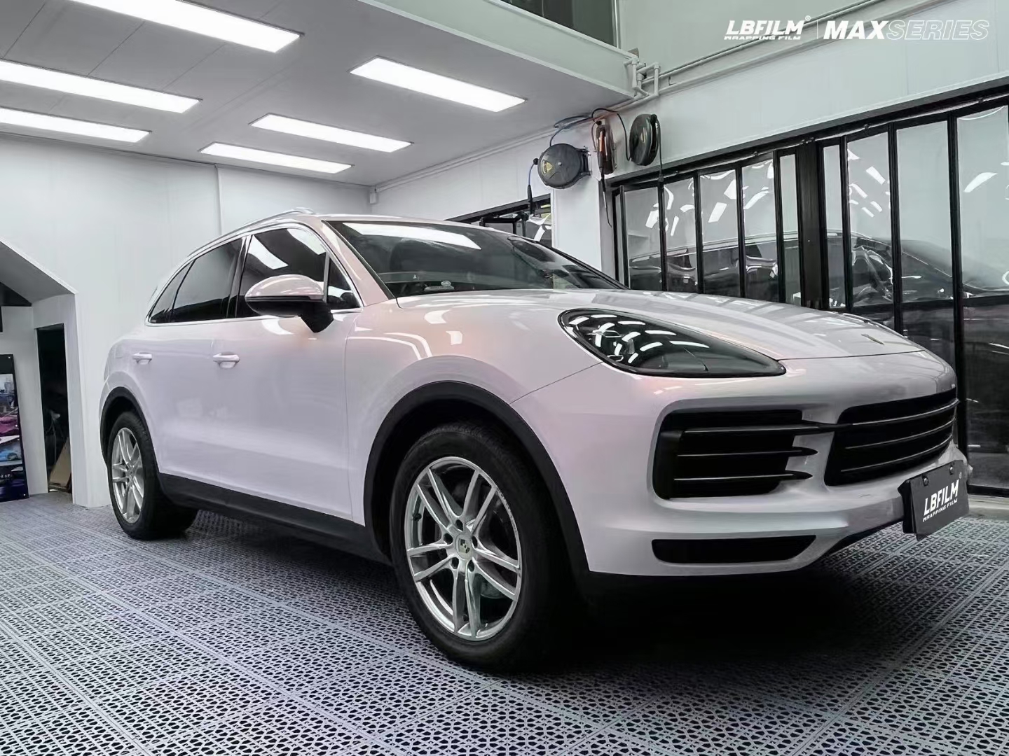 Porsche Cayenne LB color change film Concubine smile, white with pink ...