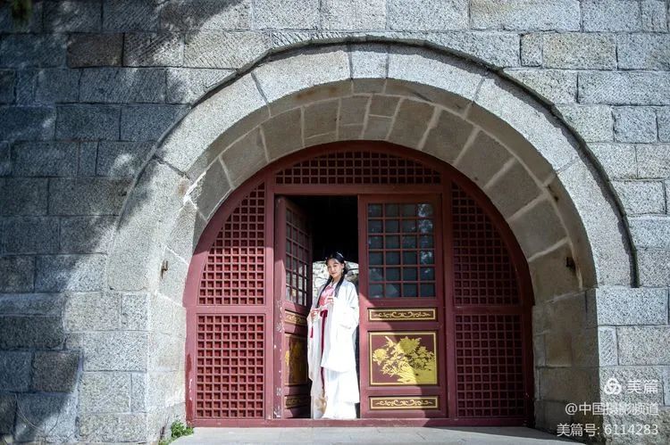 Zou Lu has a beautiful woman, and the mountain dances lazily - iNEWS