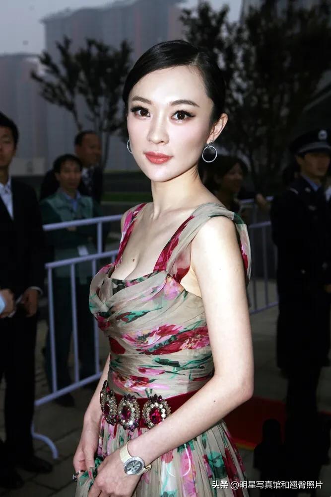 Huo Siyan walked the red carpet in her early years, wearing a low-cut ...