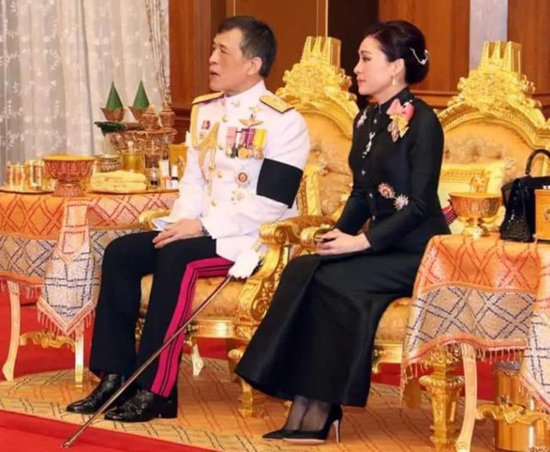 King's return!Suthida's fashionable tight-fitting suits are still in ...