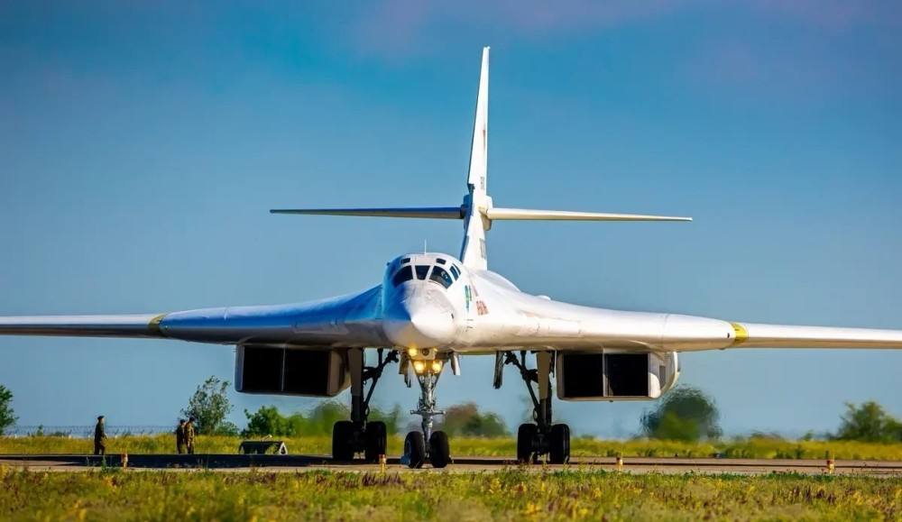 How big is the B2 stealth bomber? Only when it is in the same frame as B52 and B1B, it is ...