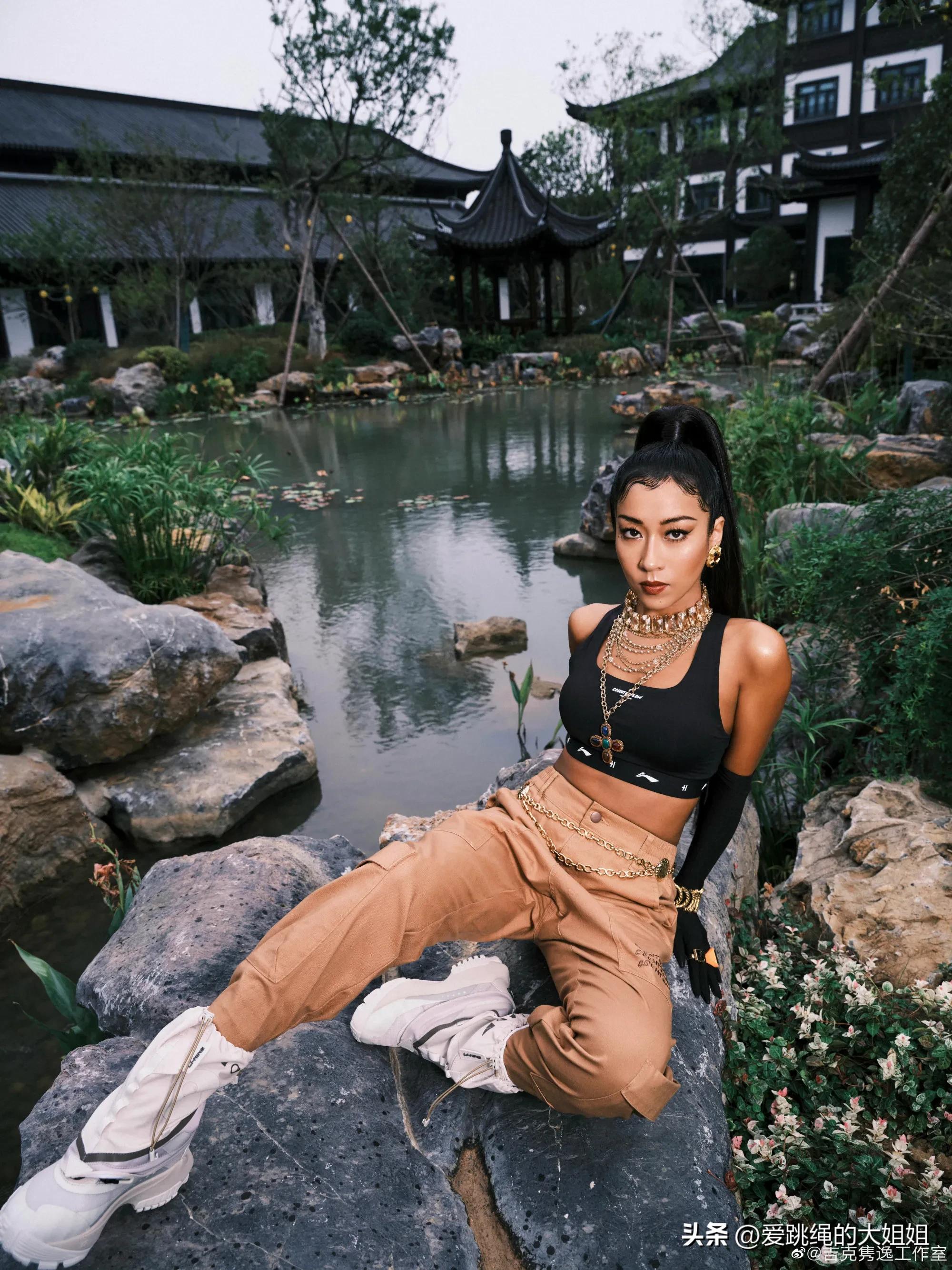 Black beauty Jike Junyi is sexy and enchanting, dare to control any color - iNEWS