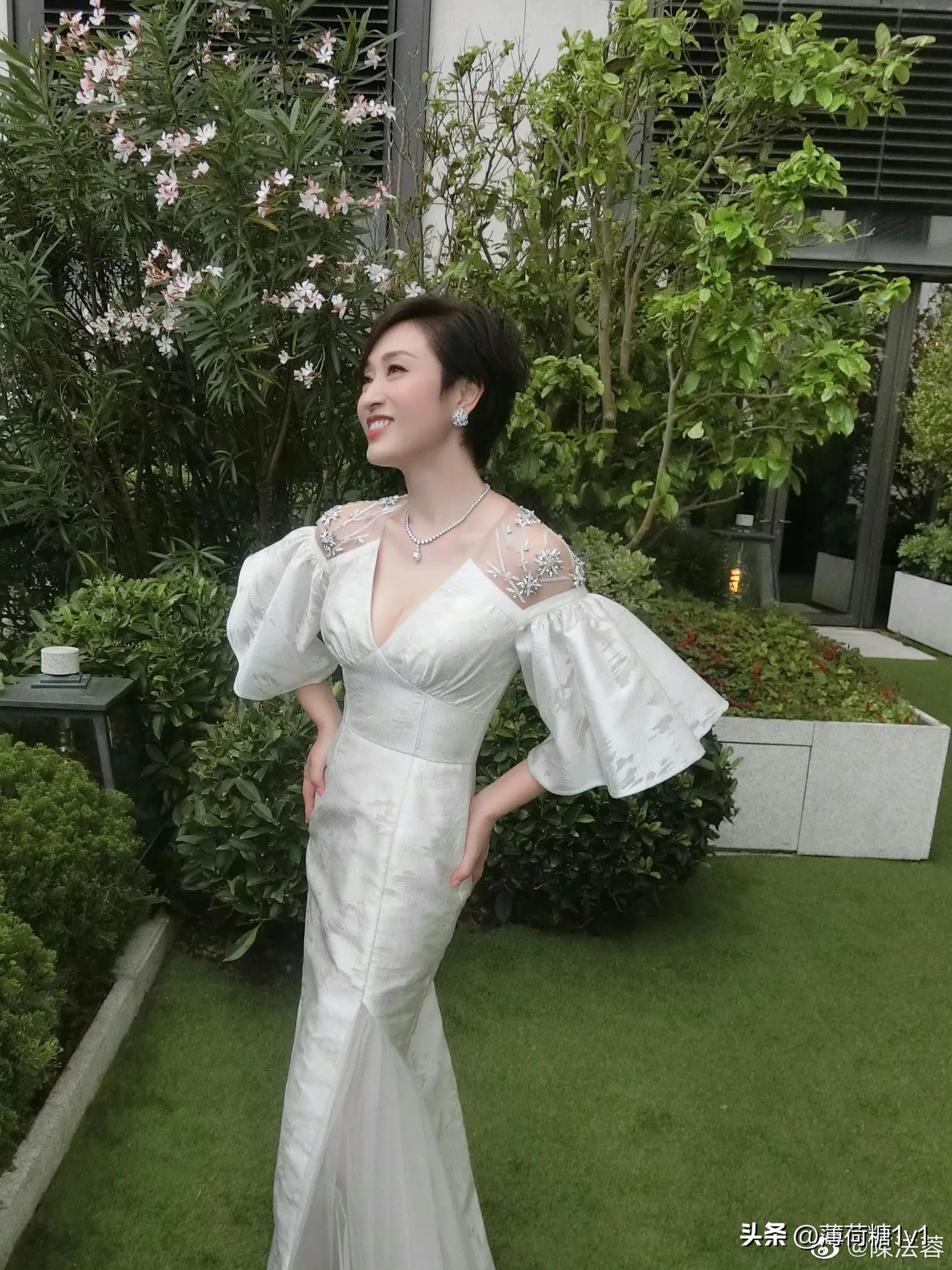 56-year-old Chen Farong has a hot body, with a bulging front and back ...